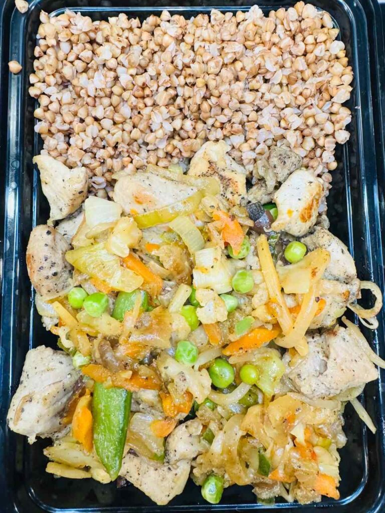 Schweinefleisch mit Asia Gemüse & Buchweizen Meal Prep Box